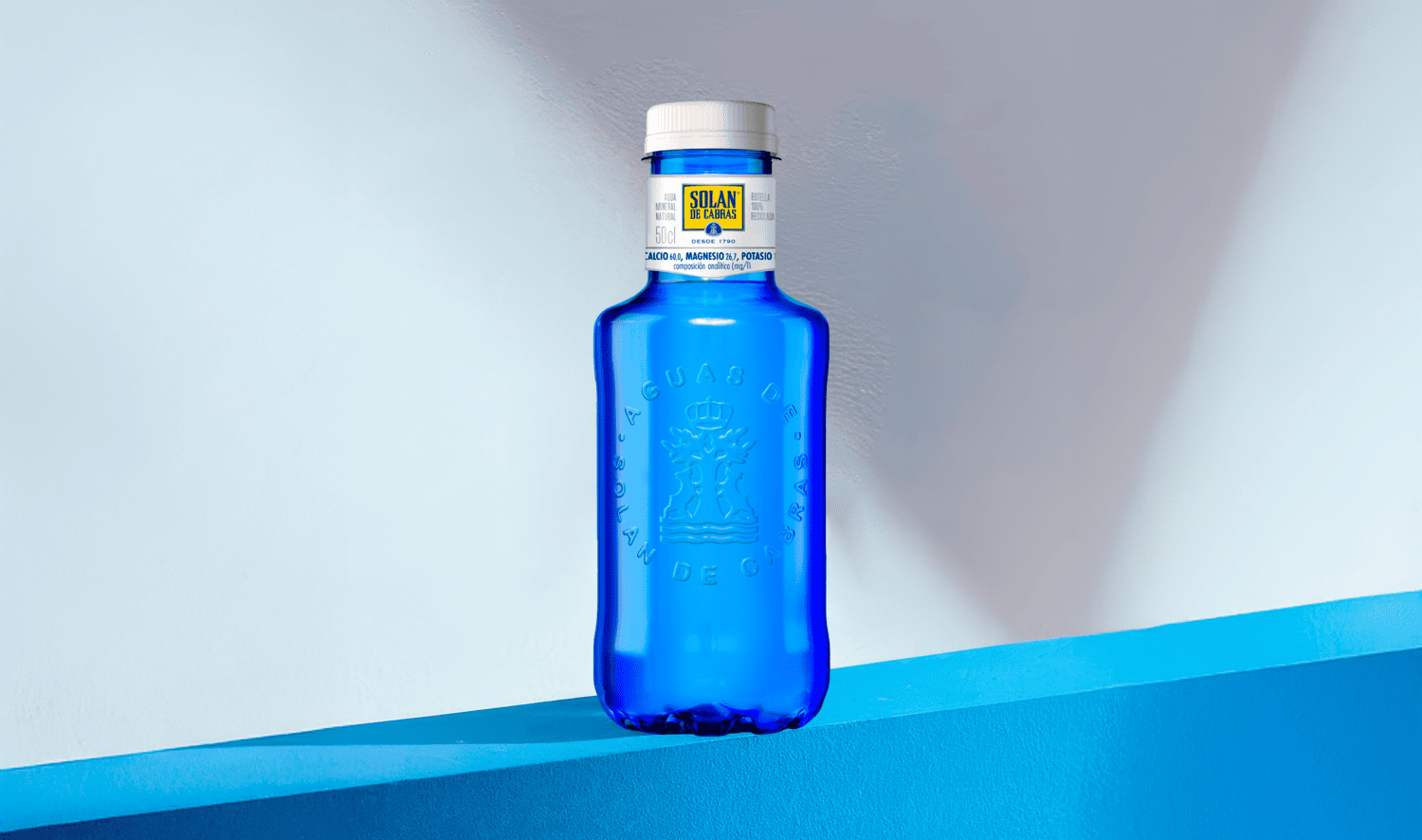 ¿Por qué las botellas de agua son azules?